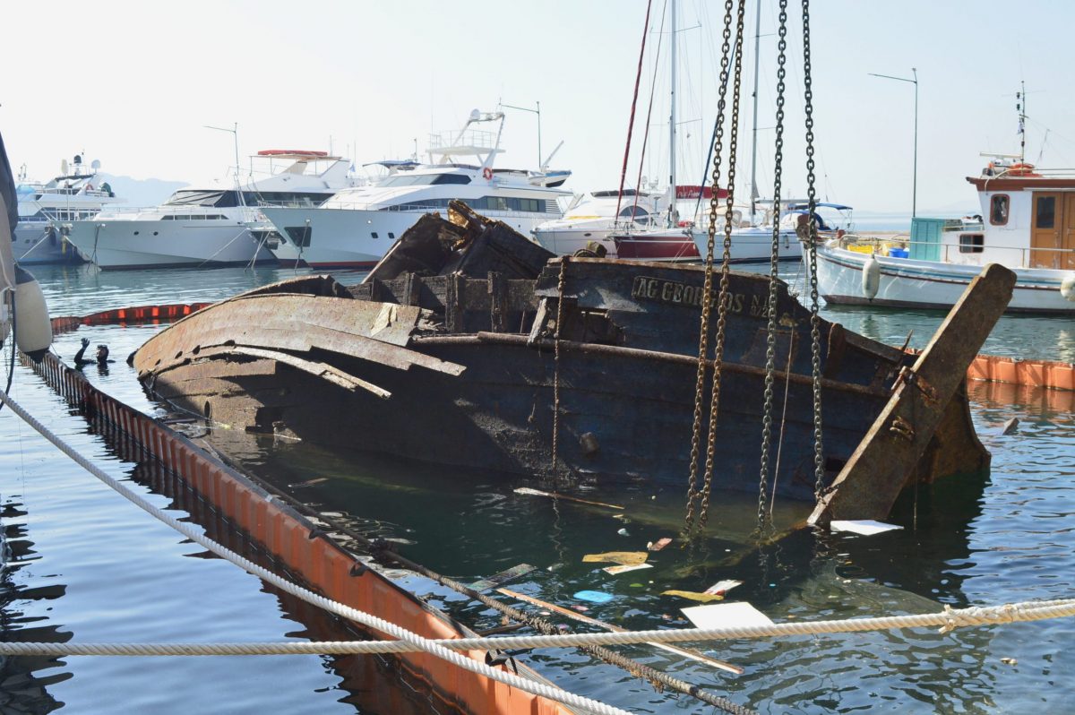 Απομακρύνθηκε το δεύτερο ναυάγιο από τον ιστορικό λιμένα του Φονιά στην ...