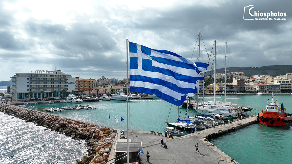 Υψώθηκε η μεγάλη Ελληνική Σημαία στη Χίο για την 28η Οκτωβρίου (ΒΙΝΤΕΟ ...