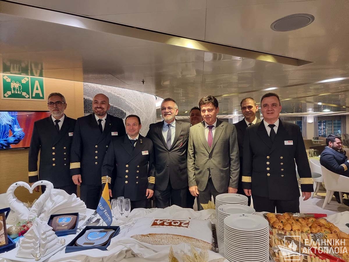 Το BLUE STAR DELOS έκανε ποδαρικό για το 2024 στο λιμάνι του Πειραιά ...