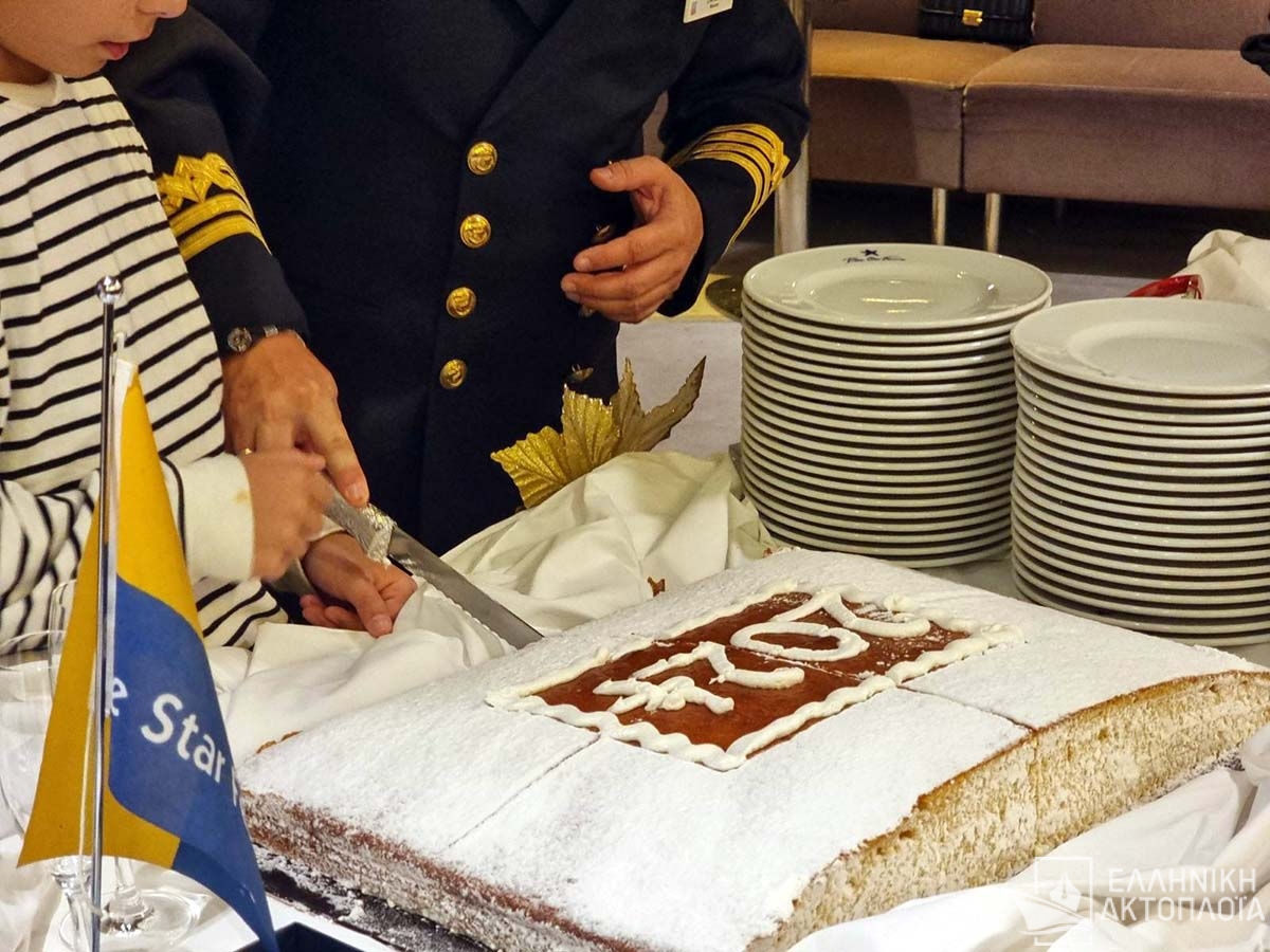Το BLUE STAR DELOS έκανε ποδαρικό για το 2024 στο λιμάνι του Πειραιά ...