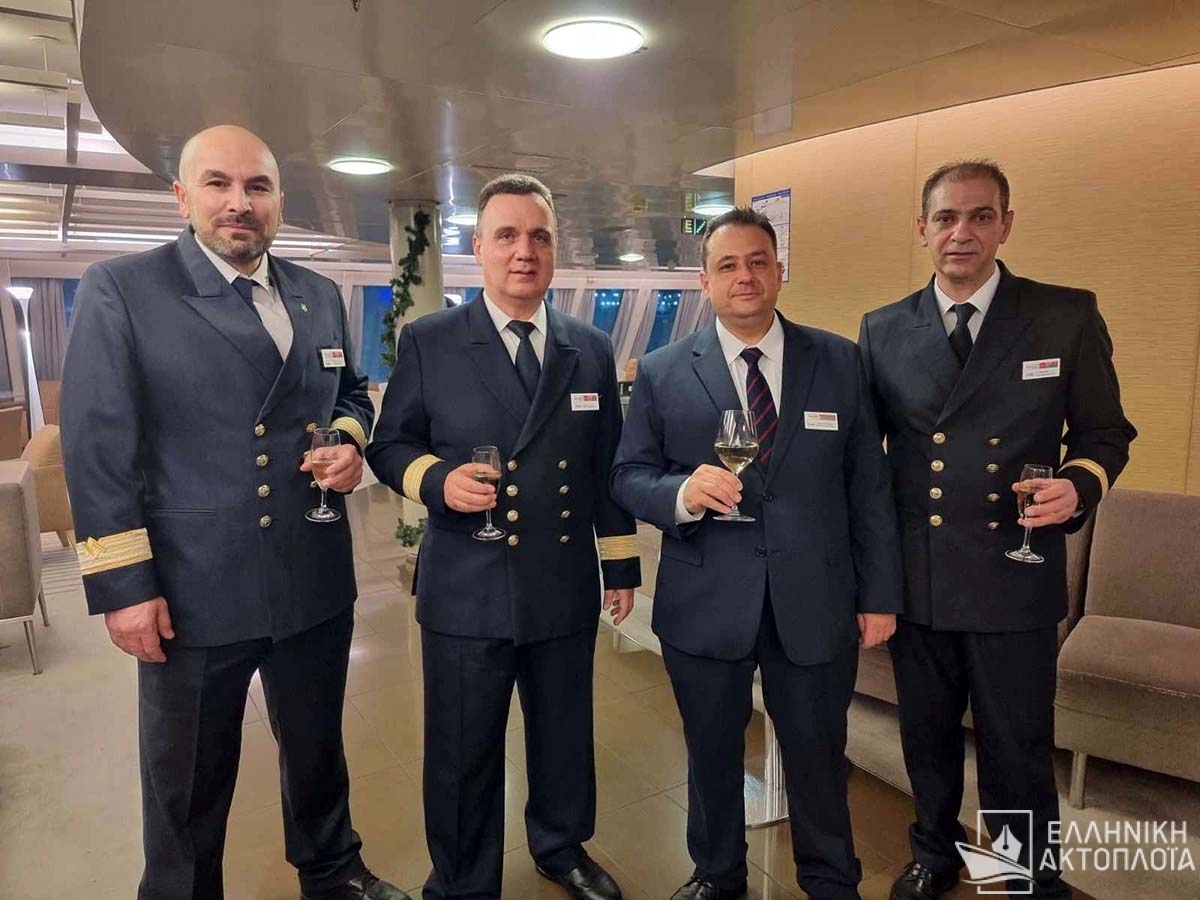 Το BLUE STAR DELOS έκανε ποδαρικό για το 2024 στο λιμάνι του Πειραιά ...