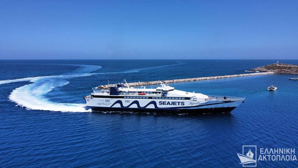 Για δεξαμενισμό το SUPERRUNNER JET - Ελληνική Ακτοπλοϊα