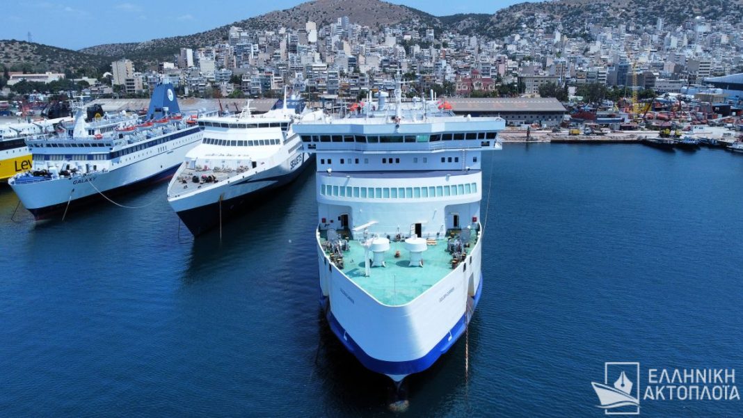 Αναχώρησε για την Ιταλία το GOLDEN CARRIER - Ελληνική Ακτοπλοϊα